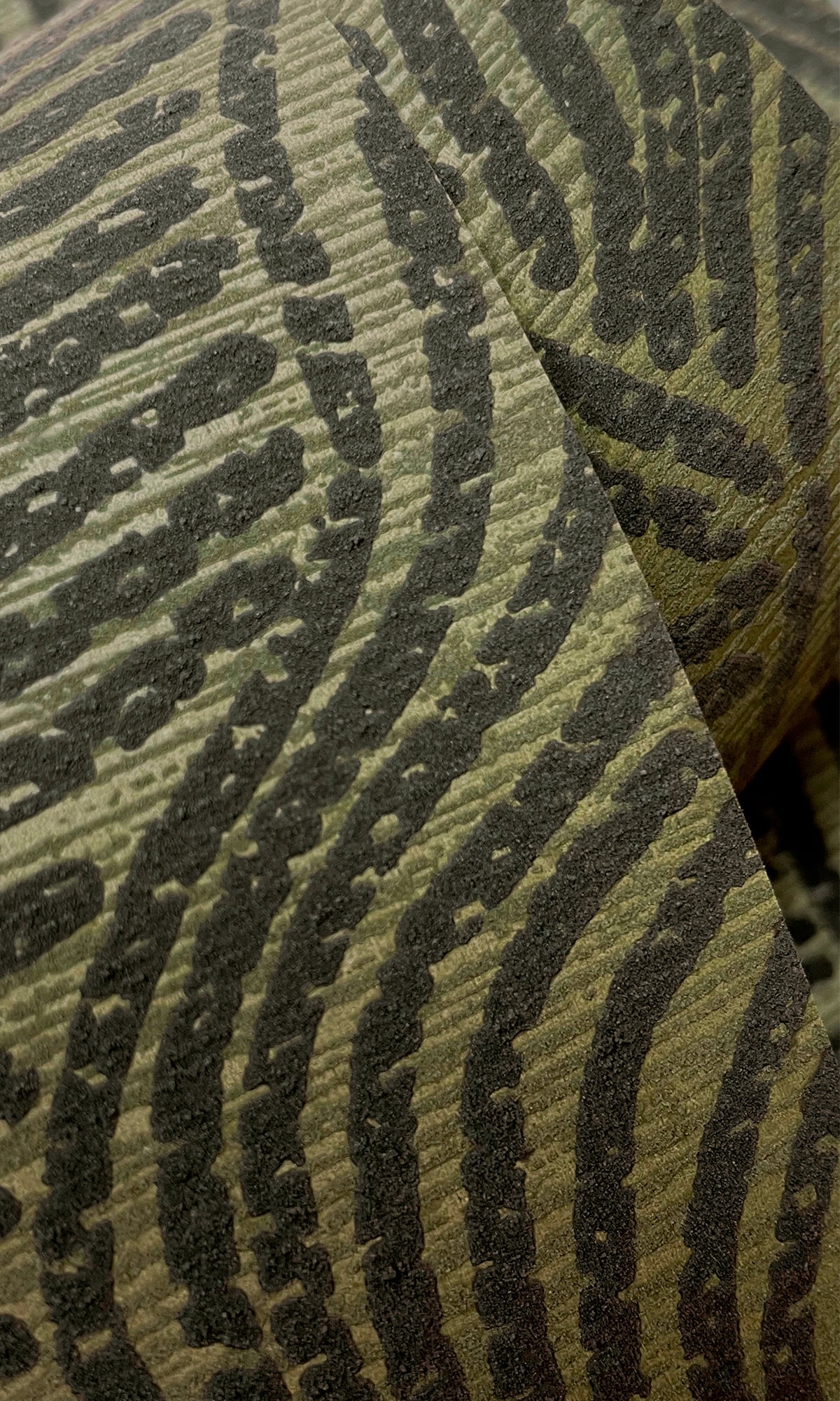 Olive Plain Rippled Sand Print Wallpaper R9551 – Walls Republic US